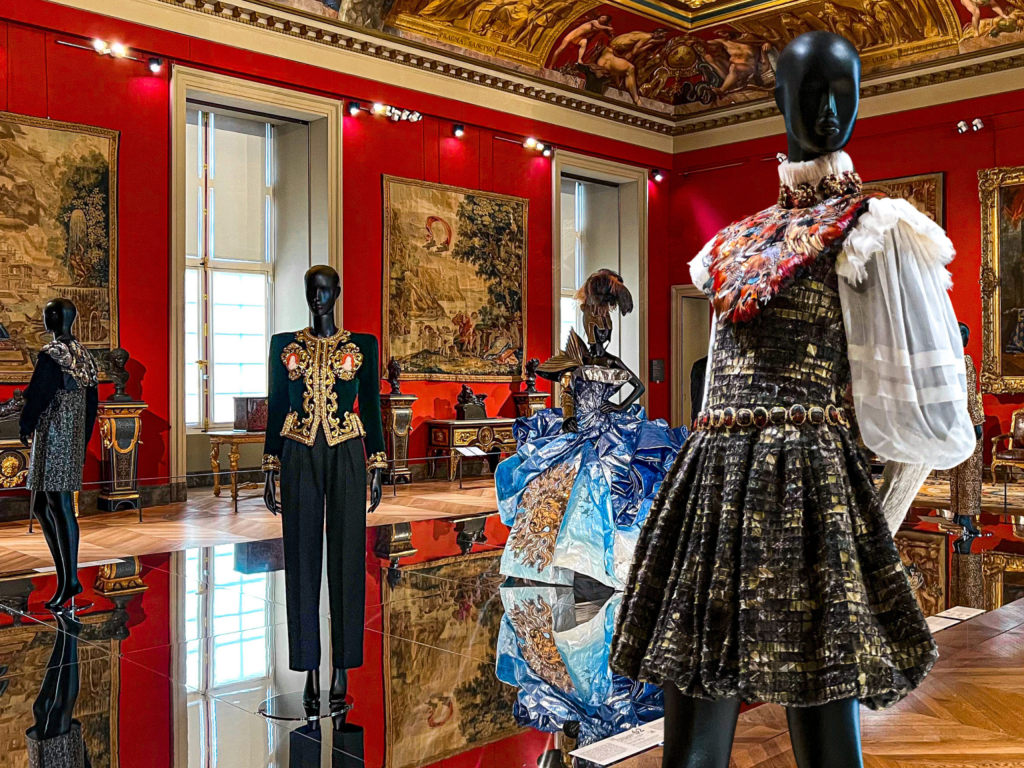 “Louvre Couture. Objets d’art, objets de mode” - Magazine Lifestyle ...